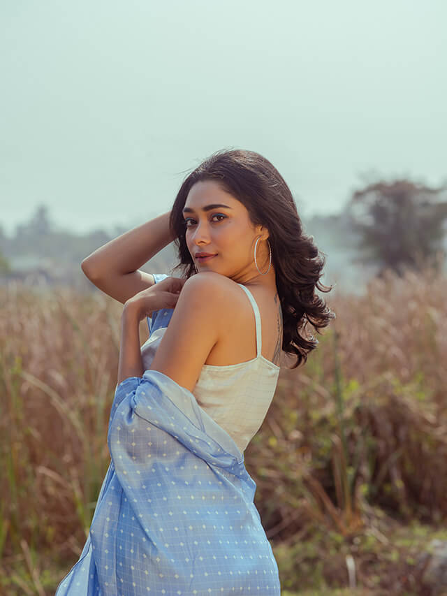 Buy Flowy Jacket By Komal Agarwal | Theoutfitclub – The Outfit Club